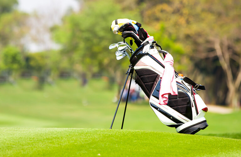 How To Choose The Right Golf Bag: Complete Guide for Beginners